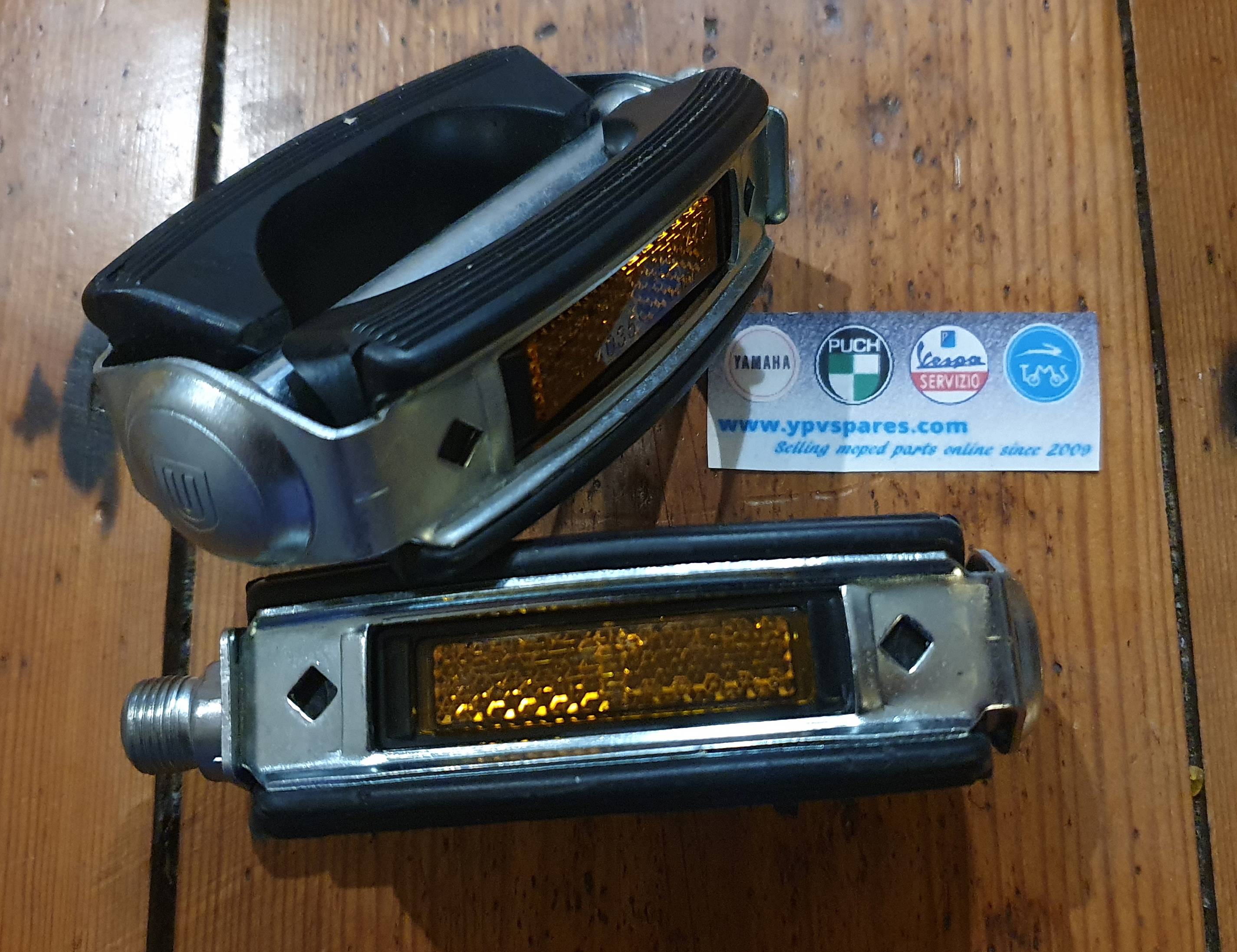 Union pedal set with reflectors