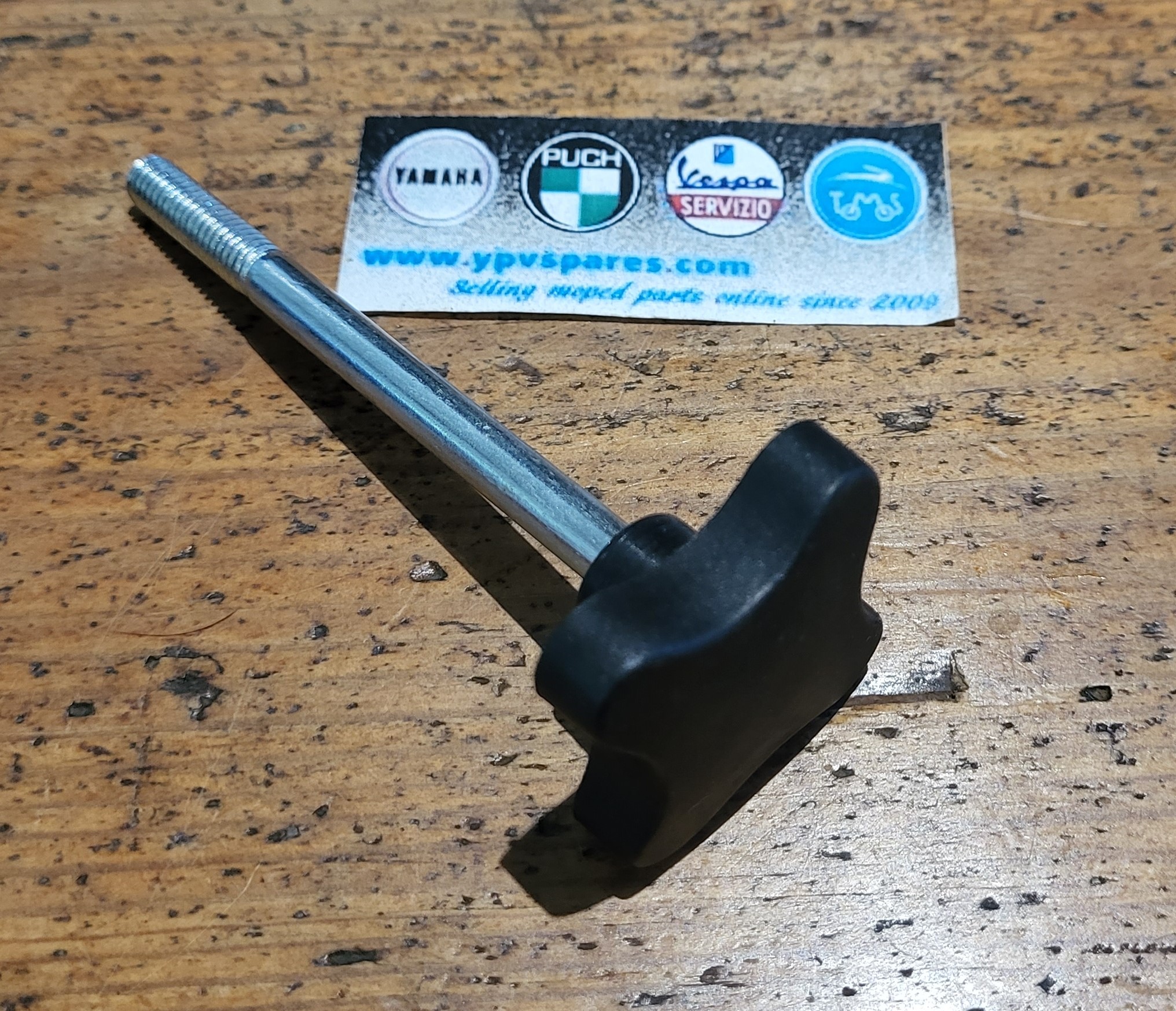 FS1E side panel knob long R.H.