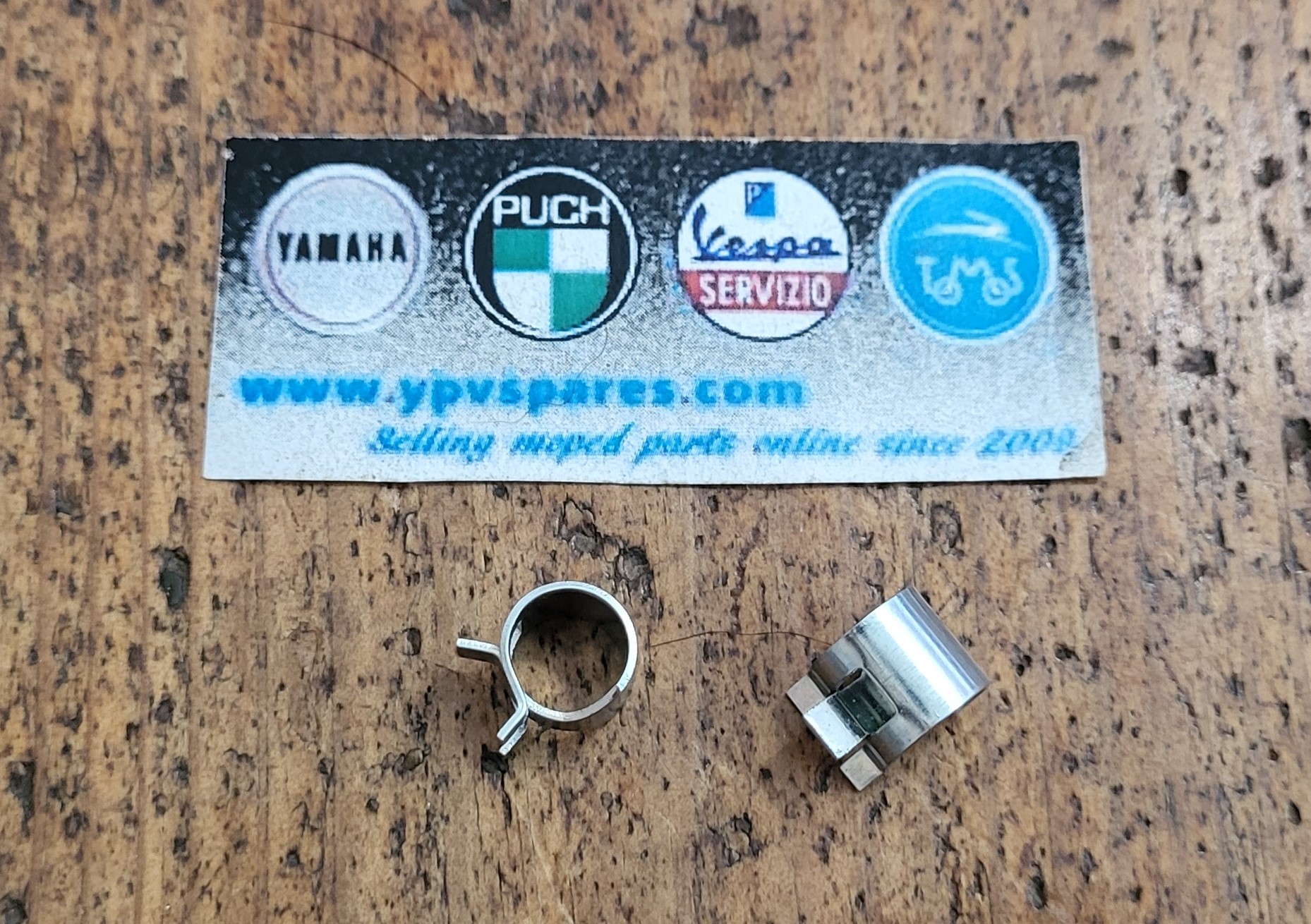 Fuel pipe clips x2, For 8mm pipe.