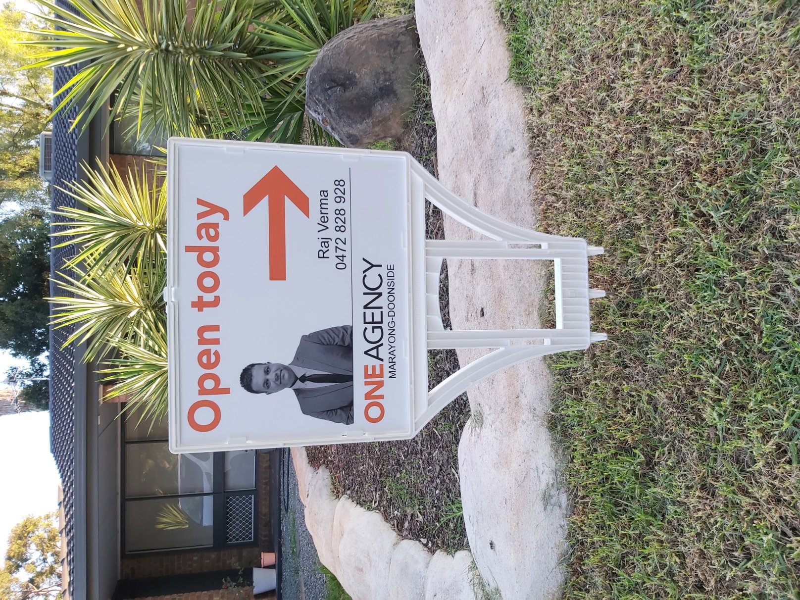 White Spike Sign with 50x40 signface