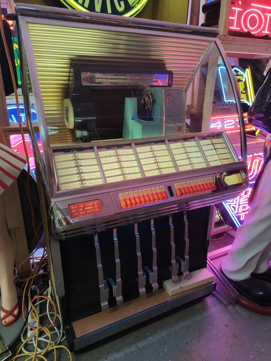 Original Seeburg Jukebox / Working Jukebox With Records / Music Oldies