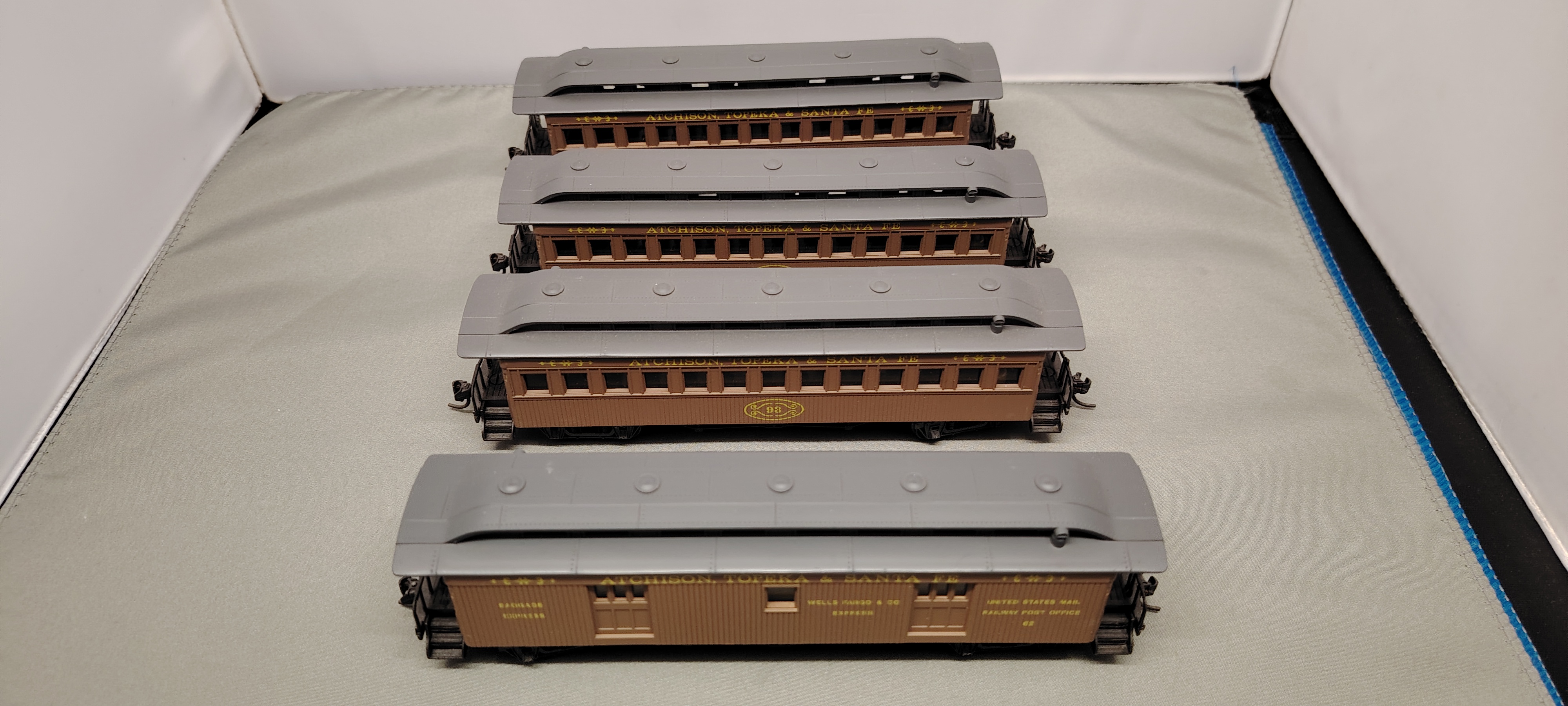 Pre Owned HO. Rivarossi 4 wheel clerestory roof AT&SF 4 car passenger ...