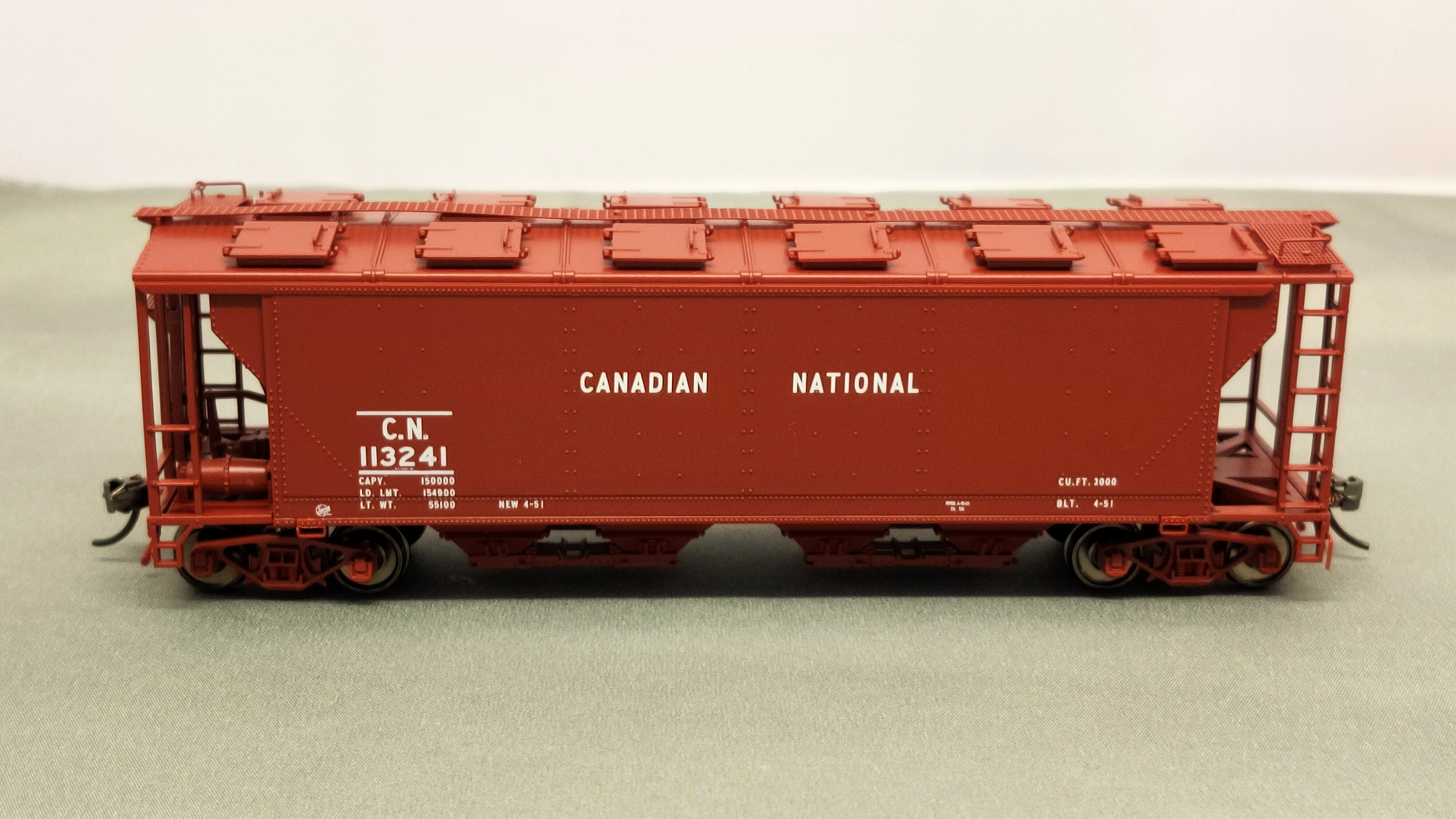 Atlas HO. Slab side covered hopper, Canadian National #113241