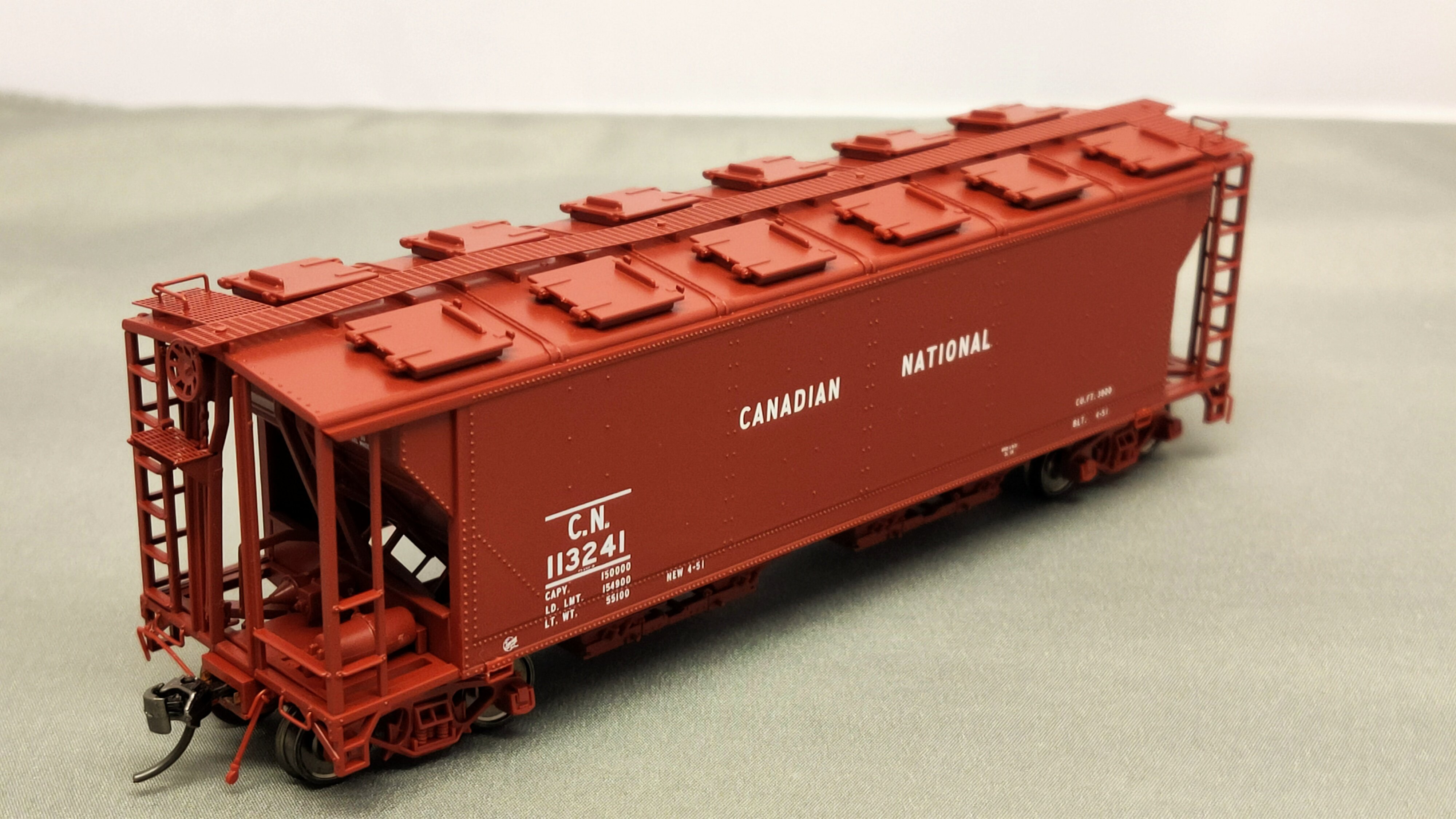 Atlas HO. Slab side covered hopper, Canadian National #113241
