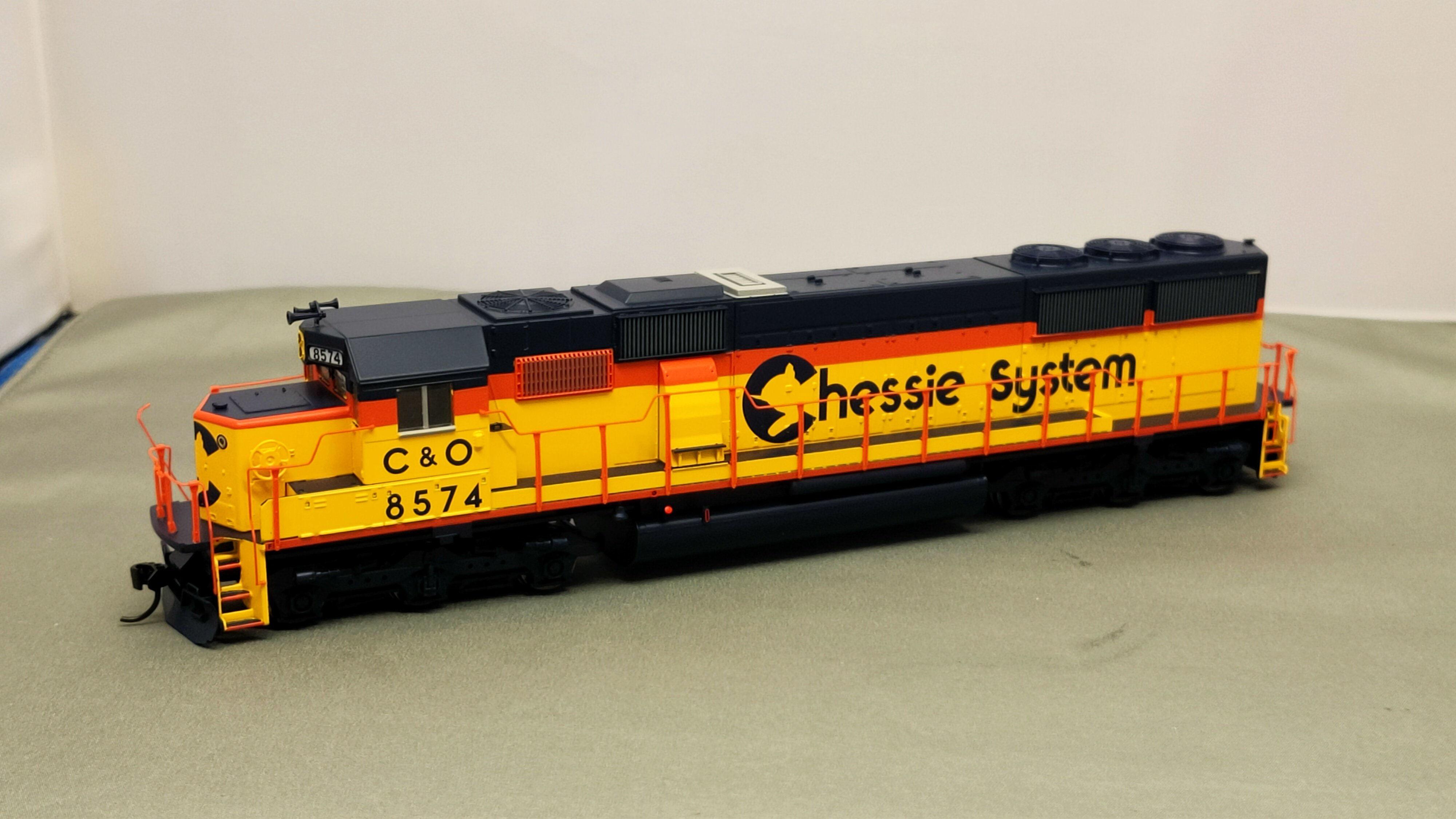 Walthers Mainline HO. Emd SD50, Chessie system C&O #8574