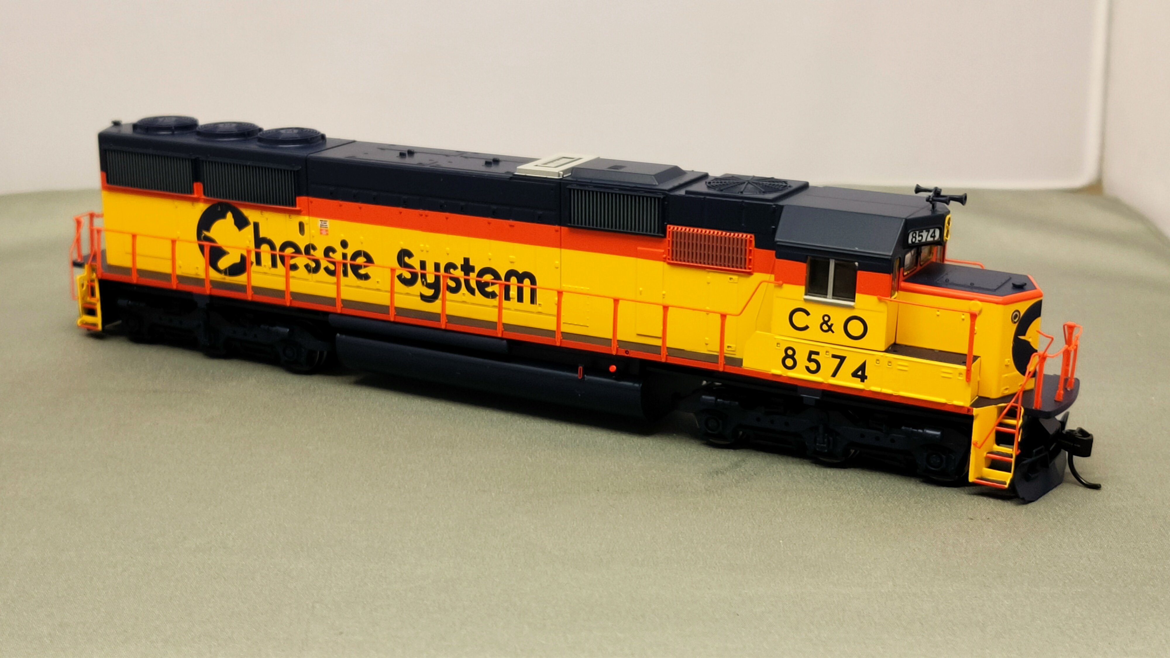 Walthers Mainline HO. Emd SD50, Chessie system C&O #8574