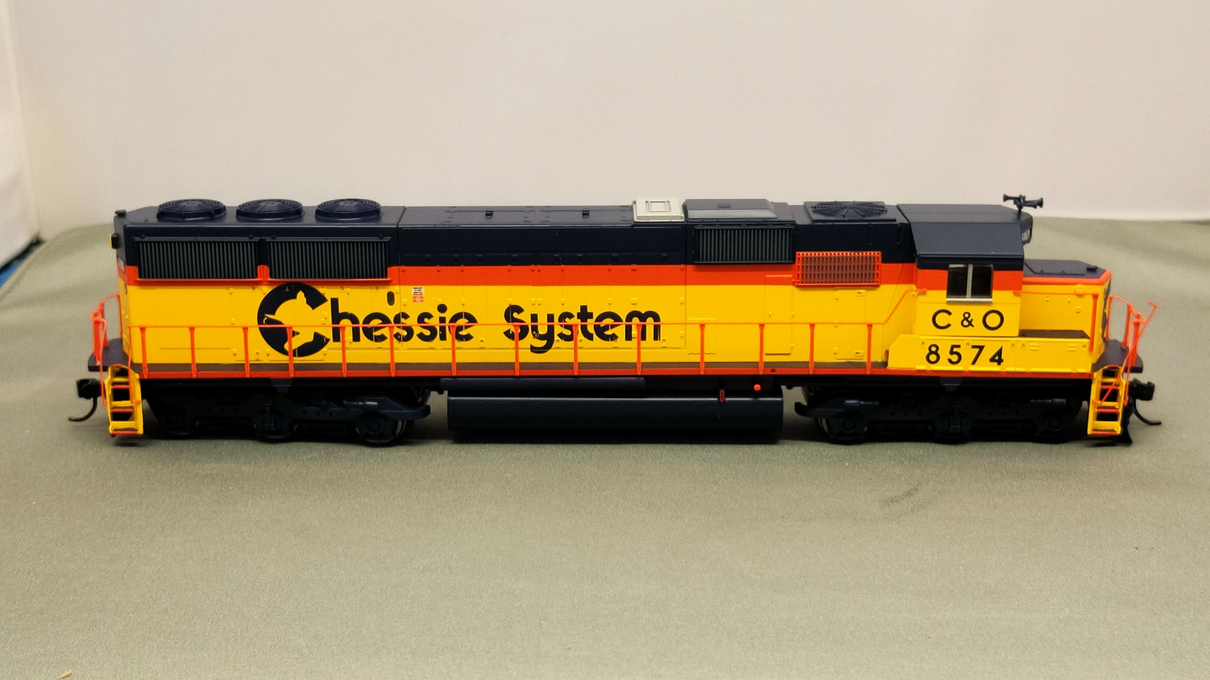 Walthers Mainline HO. Emd SD50, Chessie system C&O #8574