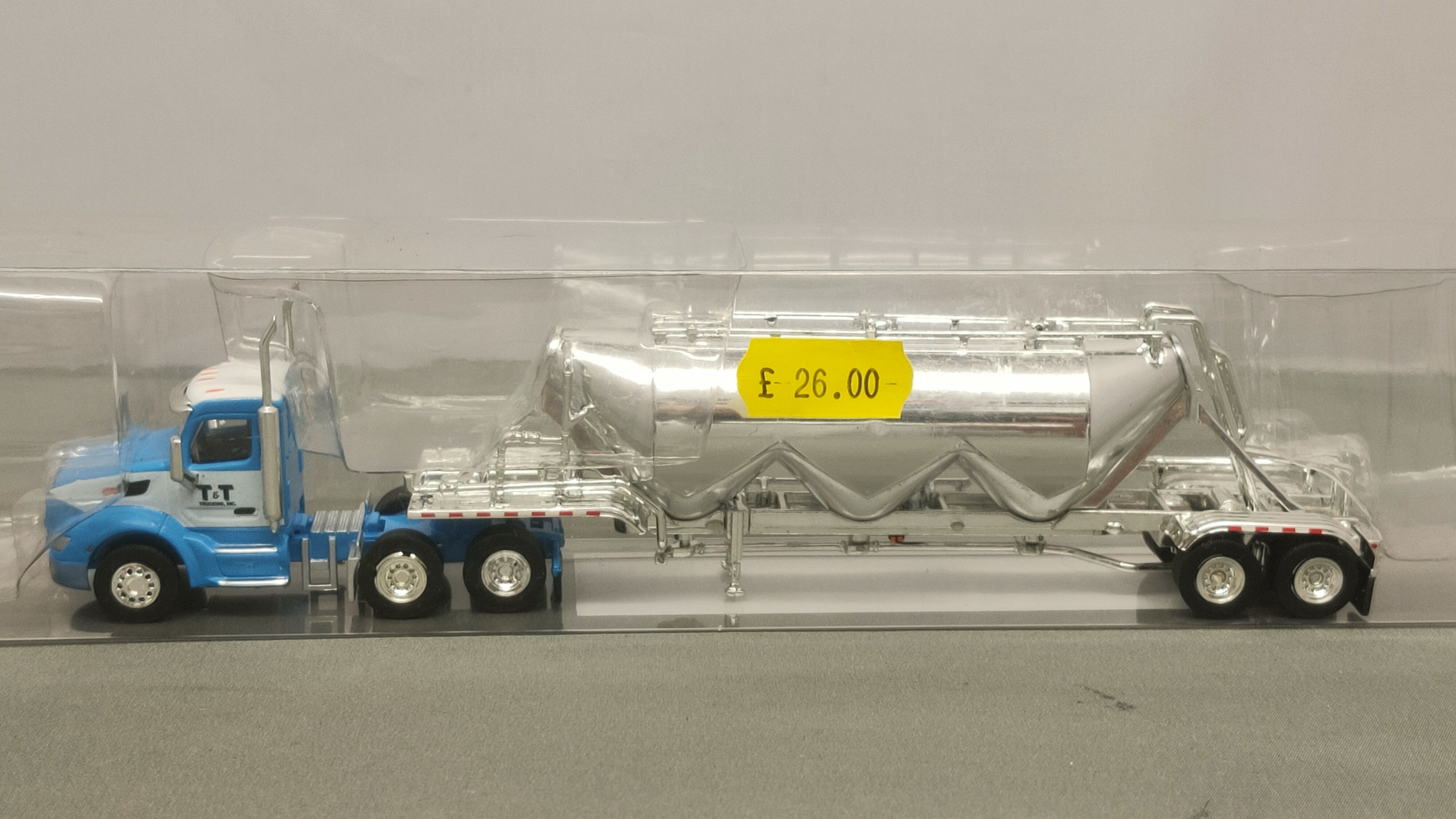 Trucks N' Stuff HO. Peterbilt model 579 DC with pneumatic tank,T&T yrucking