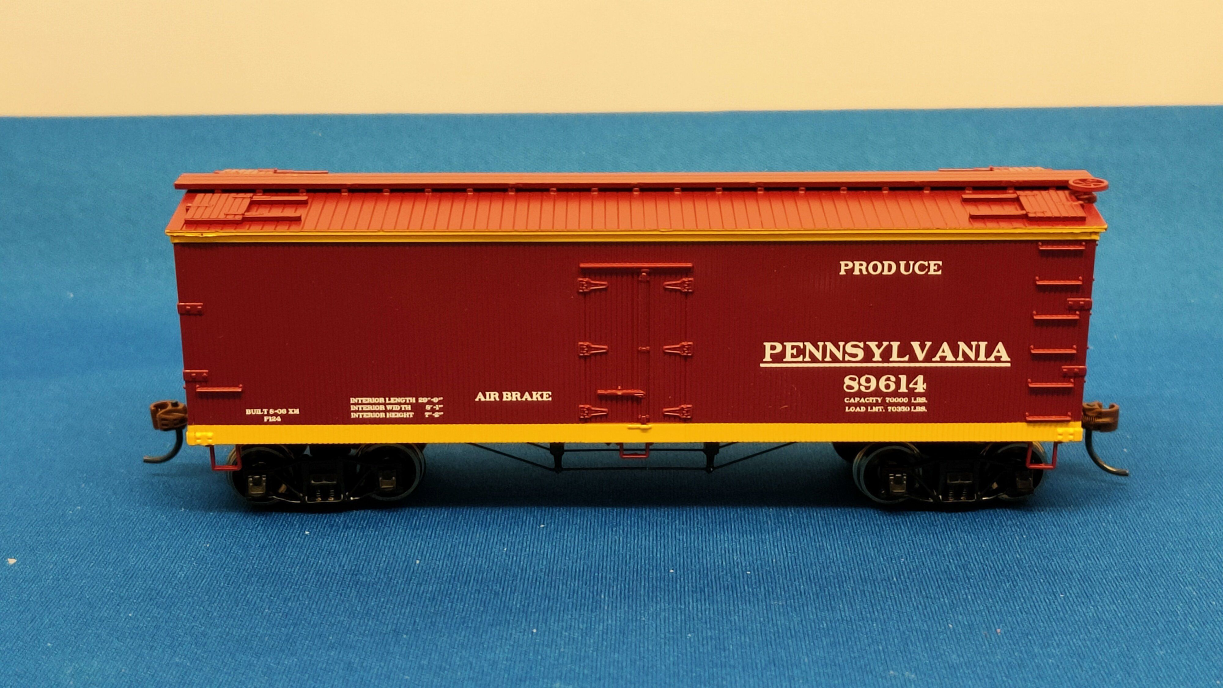 Athearn/Roundhouse HO. 36ft Wood Reefer Pennsylvania