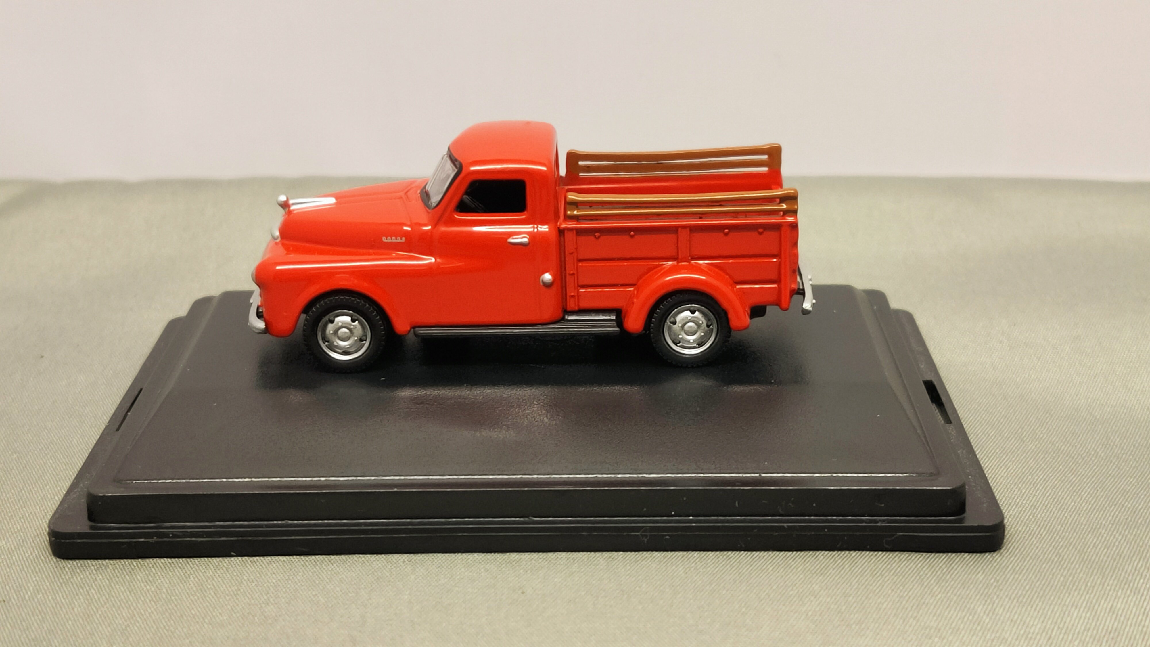 Oxford Diecast HO. 1948 Dodge B-1B pickup red