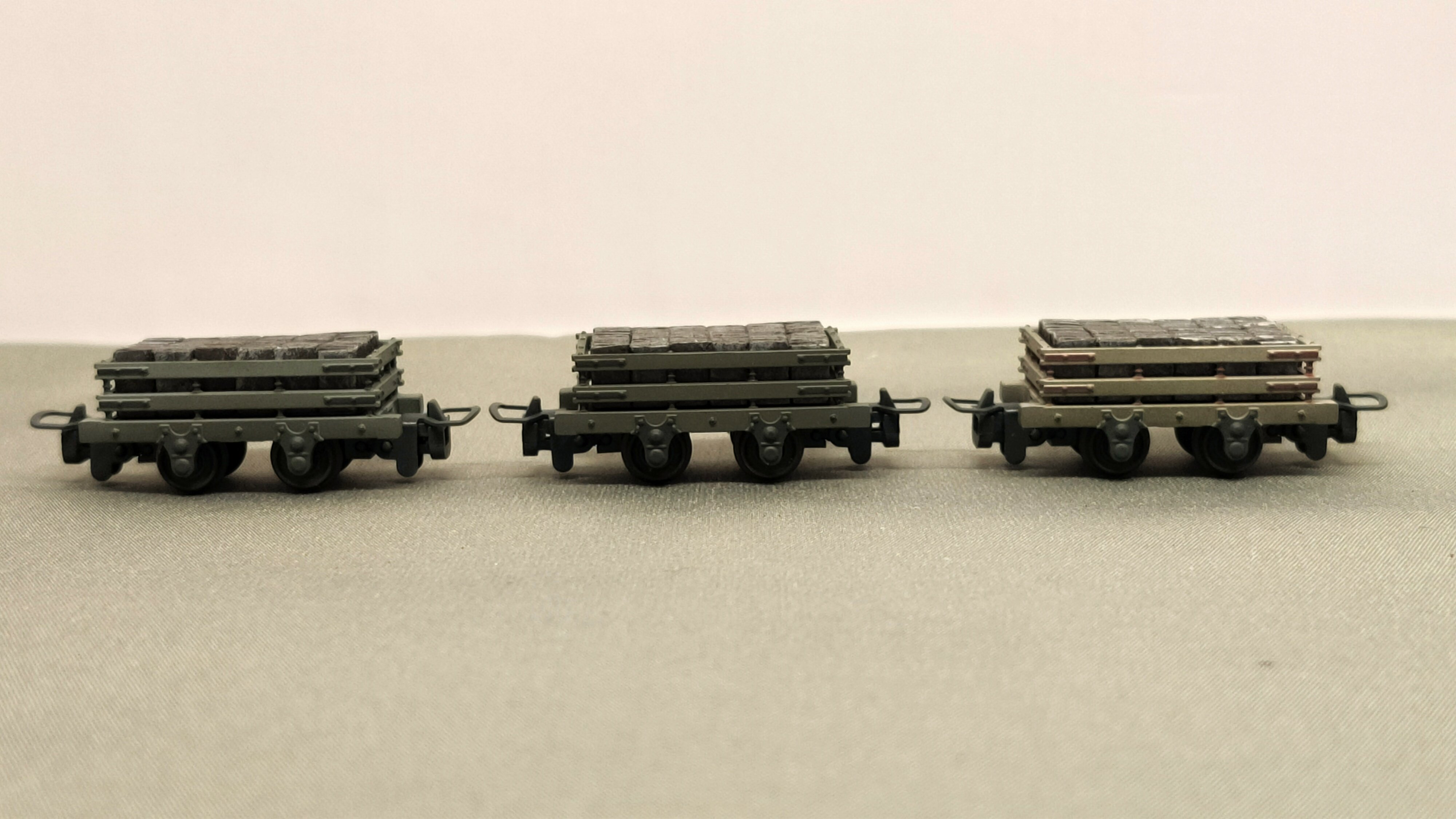 Bachmann narrow gauge 009. Set of 3 x 4 wheel slate wagons grey with load