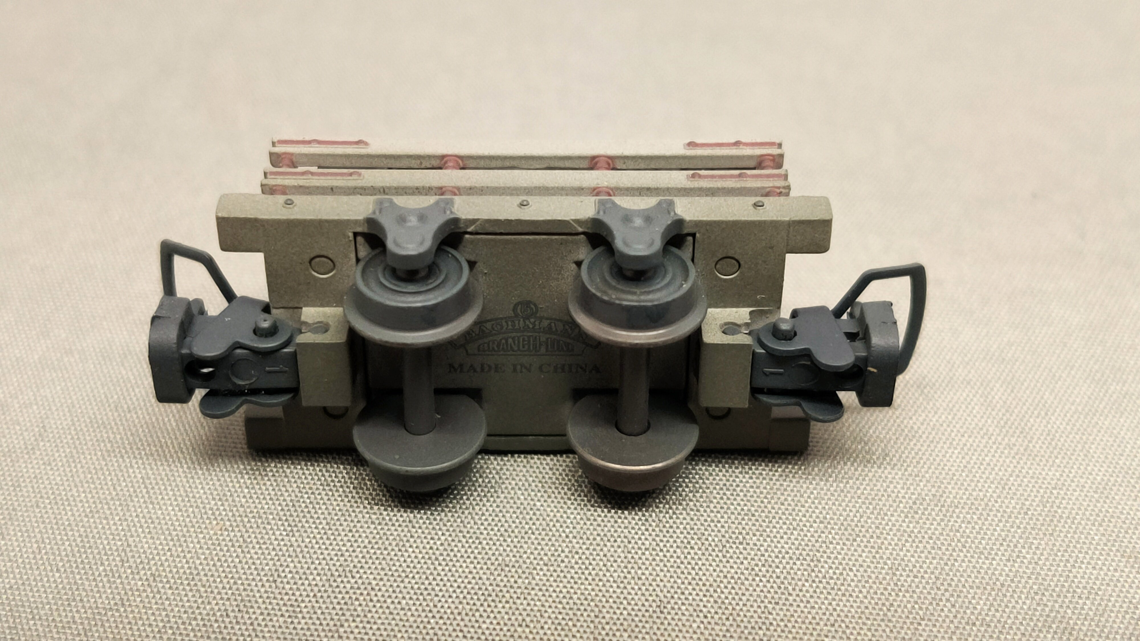 Bachmann narrow gauge 009. Set of 3 x 4 wheel slate wagons grey with load