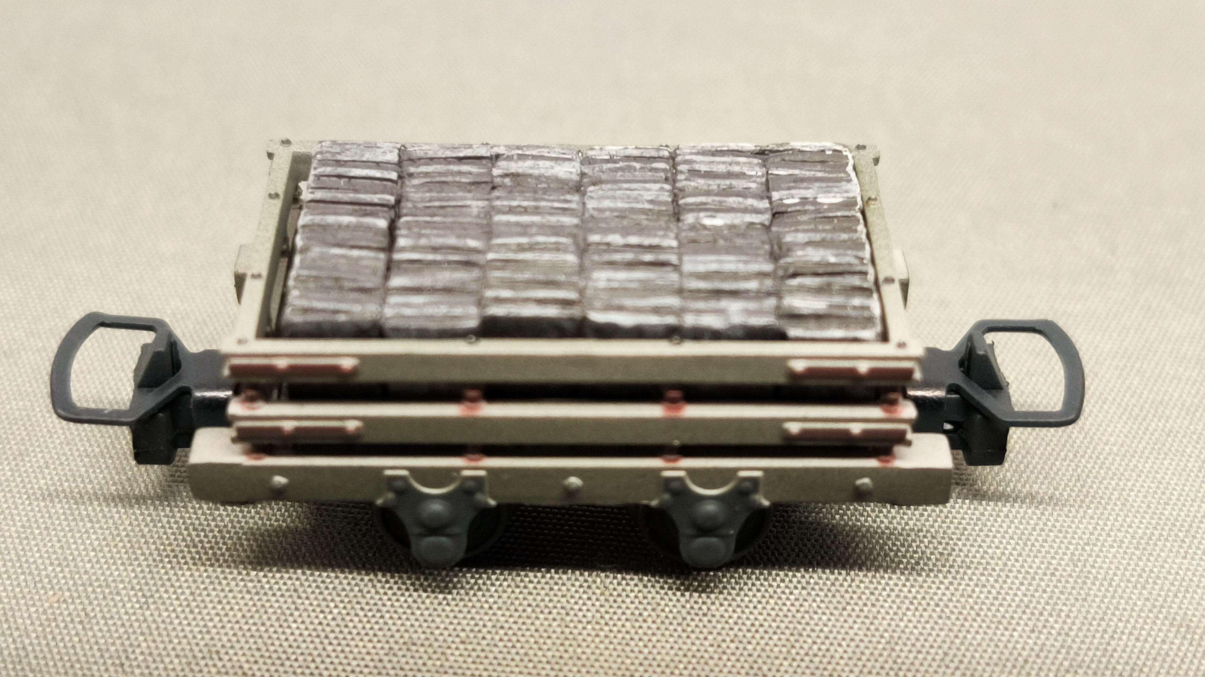 Bachmann narrow gauge 009. Set of 3 x 4 wheel slate wagons grey with load