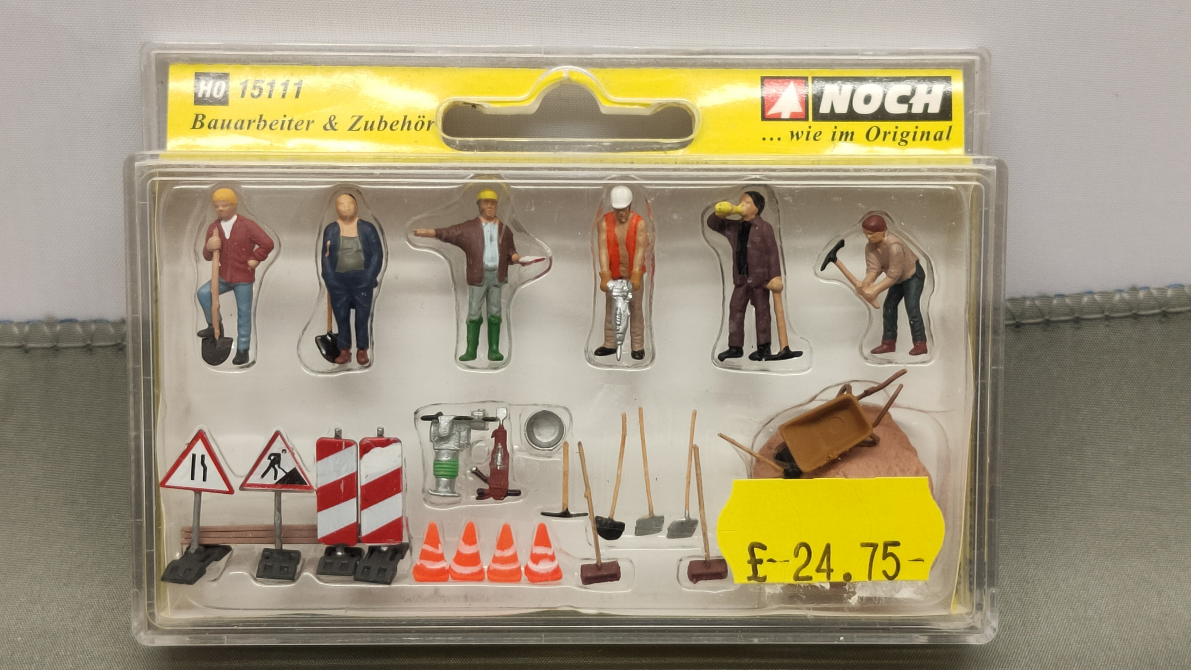 Noch HO. Workers with assorted tools