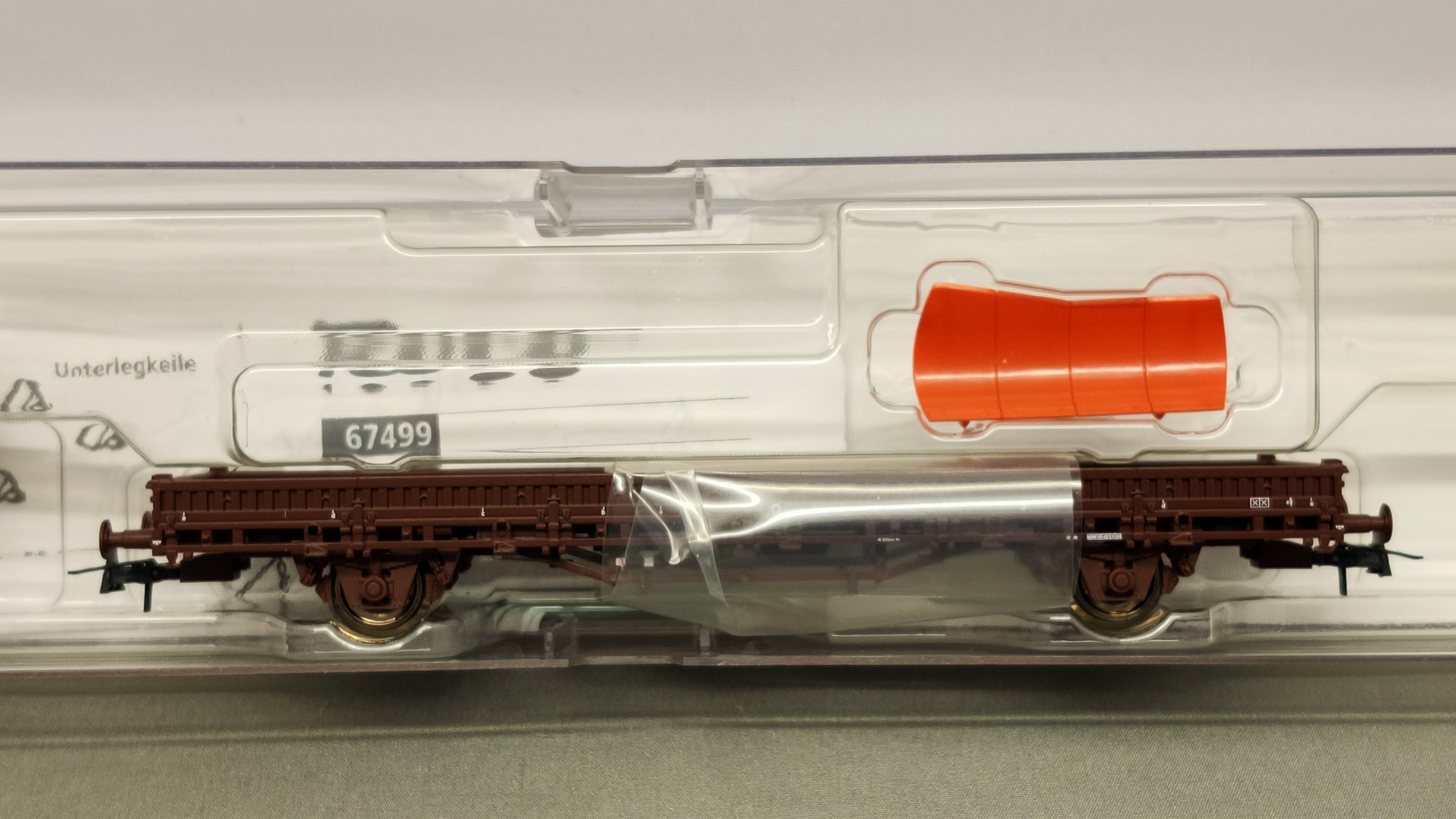 Roco HO. 2 axle OBB flat car with Steyr Snow plow truck load