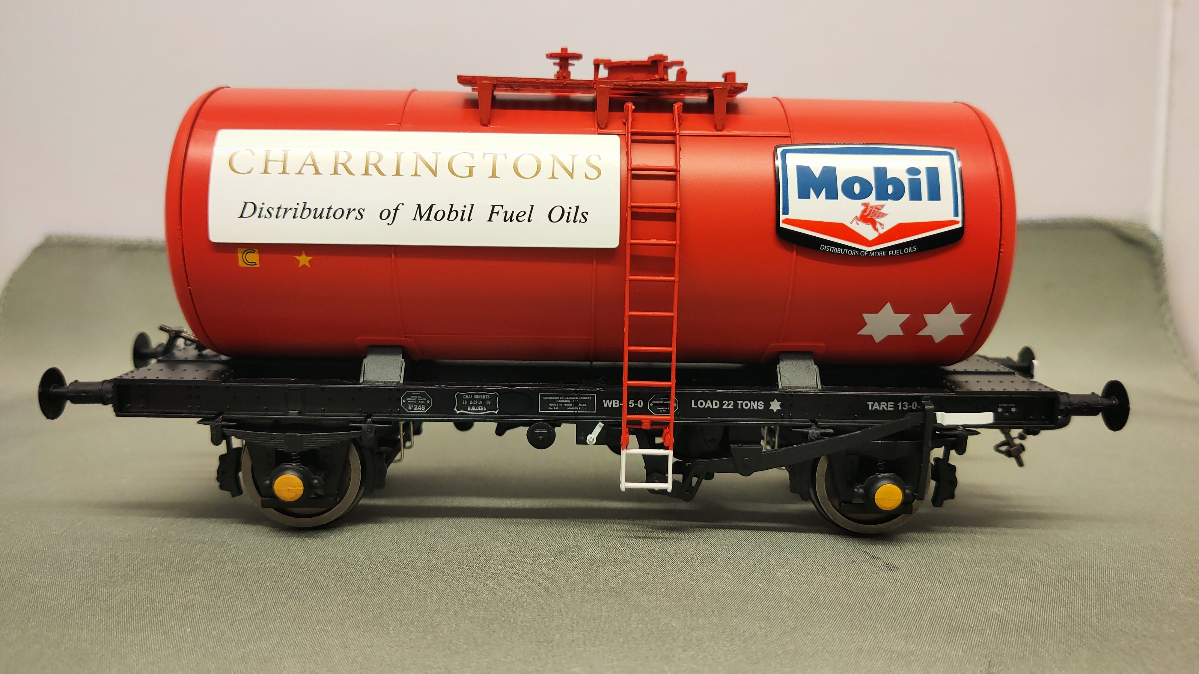 Heljan O. B Tank, Mobil Charringtons fuel oils Red