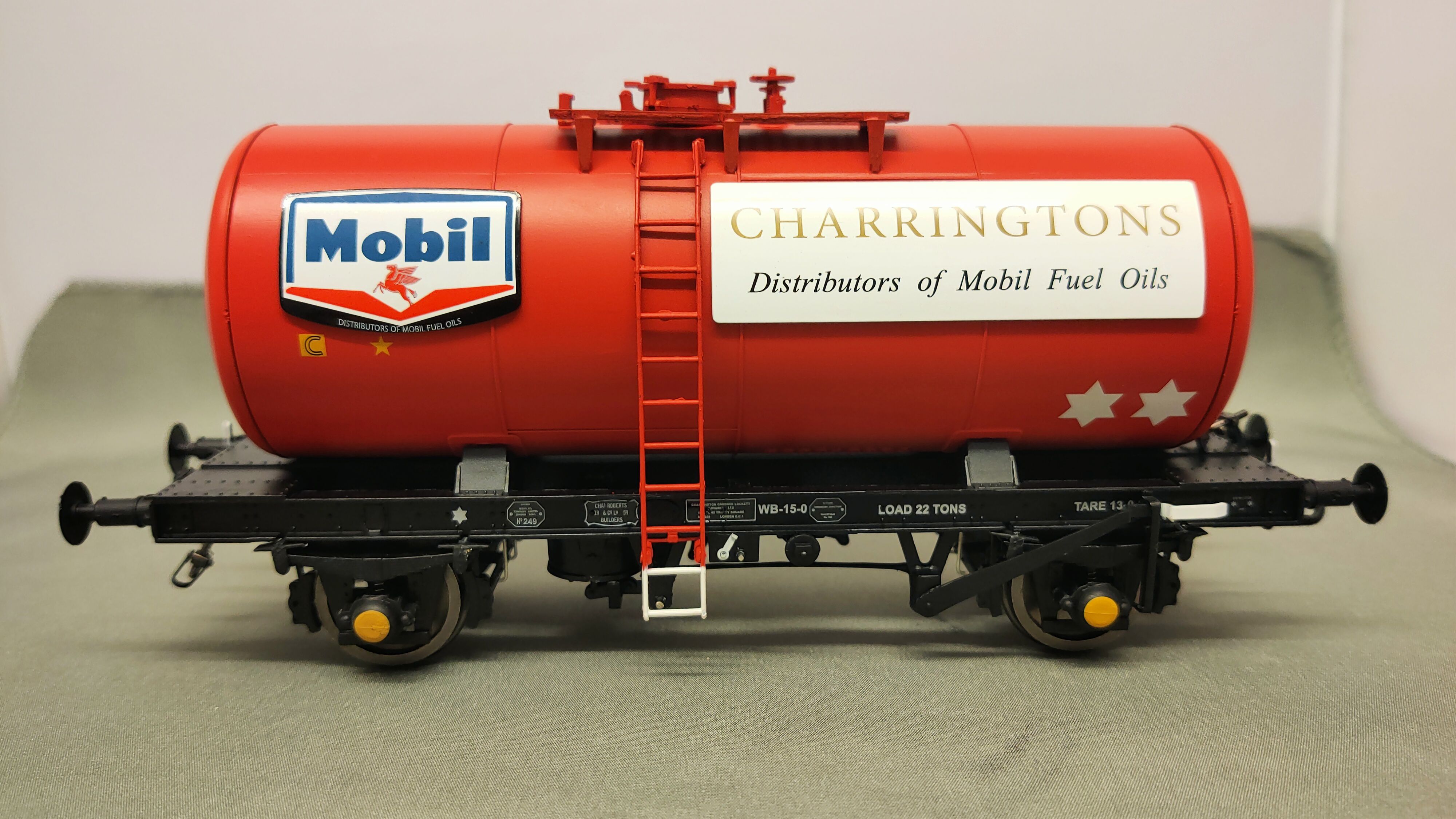 Heljan O. B Tank, Mobil Charringtons fuel oils Red