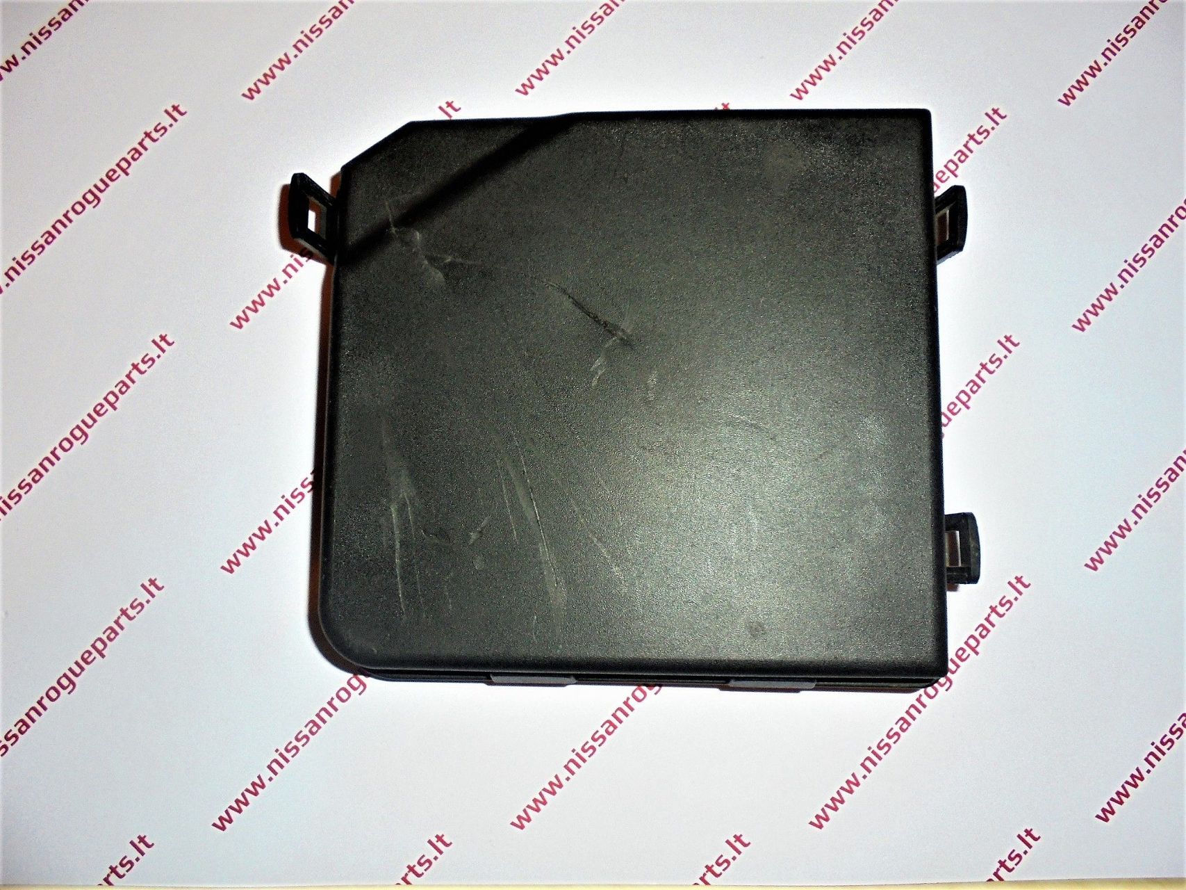 Saugiklinės, saugiklių dėžutės dangtelis su defektu, NISSAN ROGUE 2014 ...