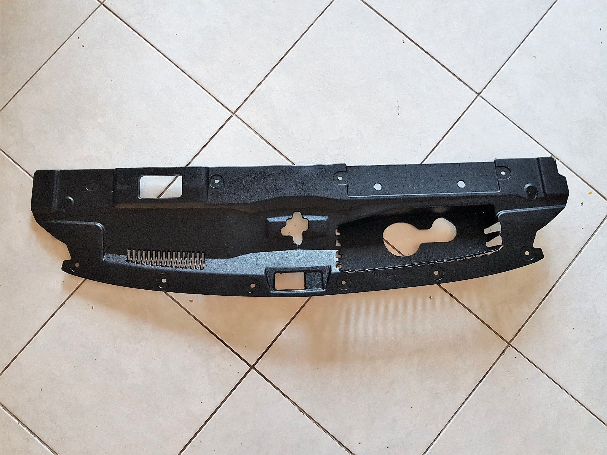 Radiatorių apdaila su defektu, MITSUBISHI OUTLANDER 2014-2019