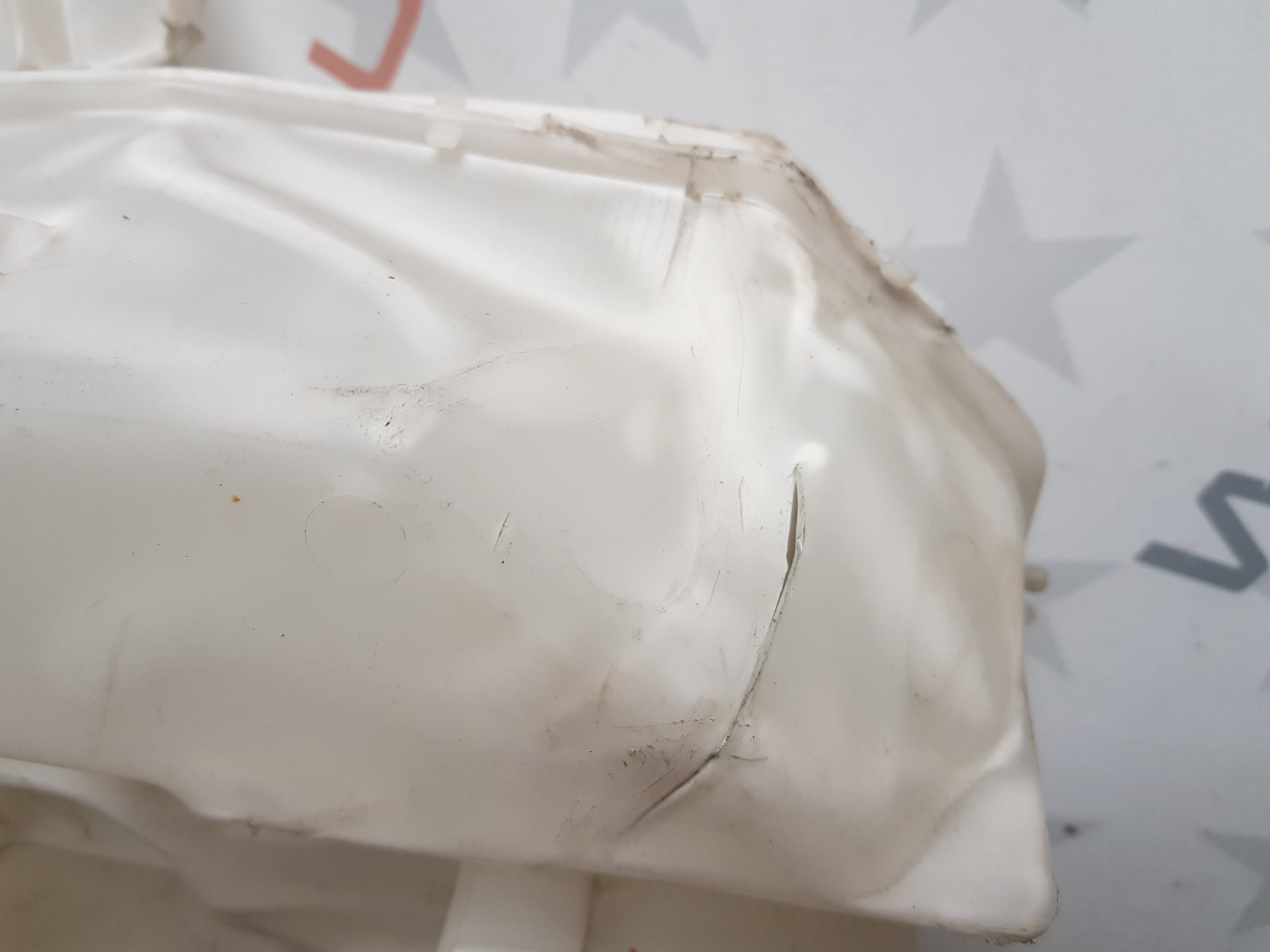 Langų apiplovimo skysčio, vandens bakelis su defektais, Washer ...