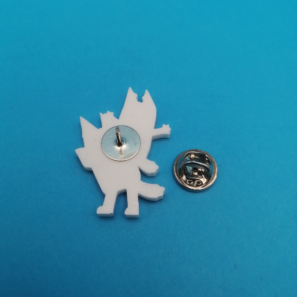Bluey and Bingo pin badge