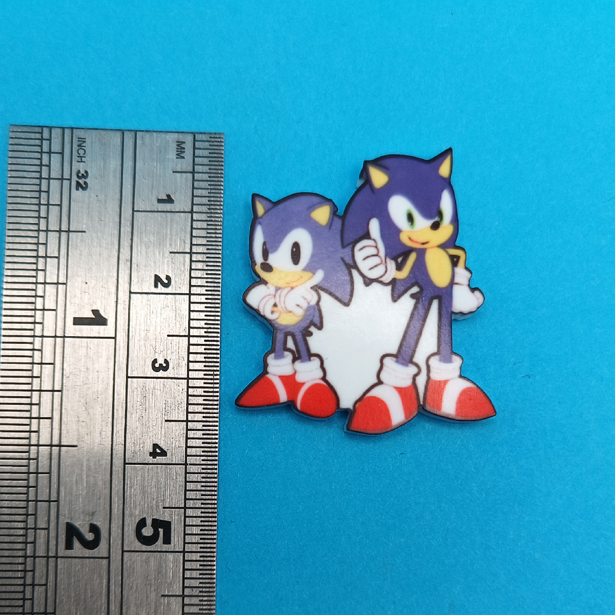 Sonic the Hedgehog - Classic and Modern Sonic's pin badge