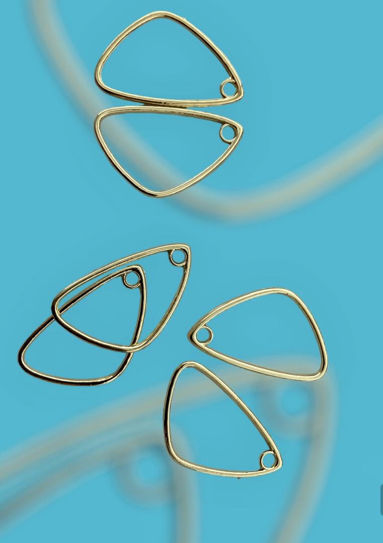 ROUND TRIANGULAR SHAPED OPEN BEZEL PAIR